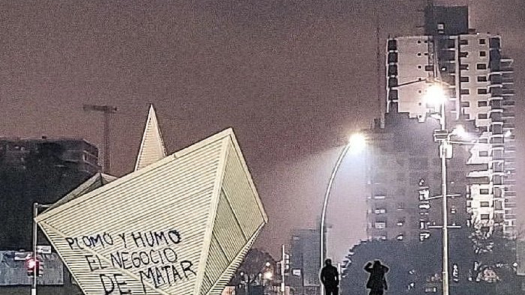 "Plomo y humo, el negocio de matar": el grafiti que resume la realidad ...