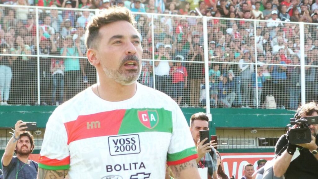 El Pocho Lavezzi inauguró el estadio de Coronel Aguirre