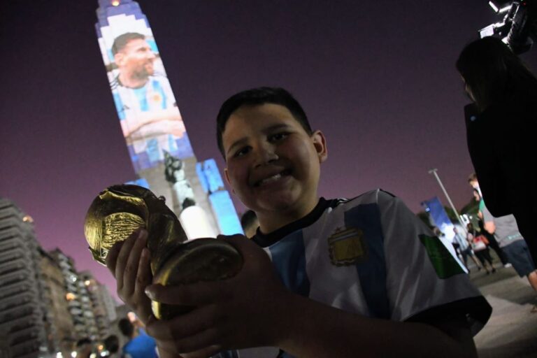 Mundial: el Monumento mostró su apoyo a Messi y Di María