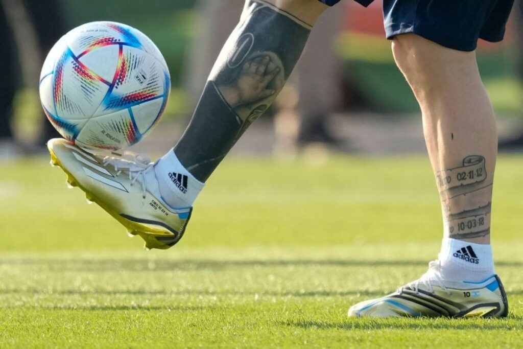 A un día del debut, el tobillo de Messi se llevó las miradas