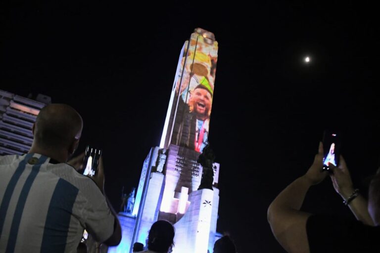 Messi y Di María otra vez en lo más alto del Monumento