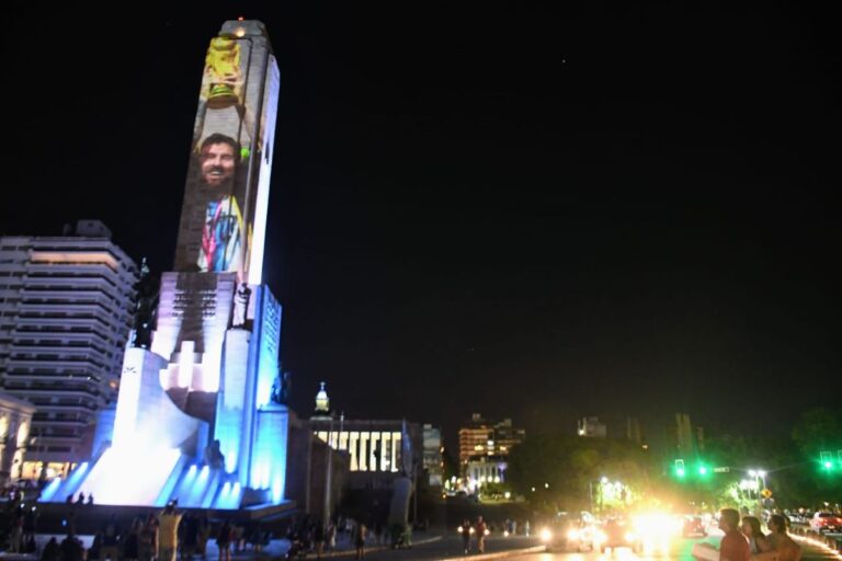 Messi y Di María otra vez en lo más alto del Monumento