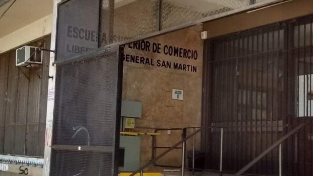 Padres del Superior De Comercio indignados por la falta de clases: "A ...