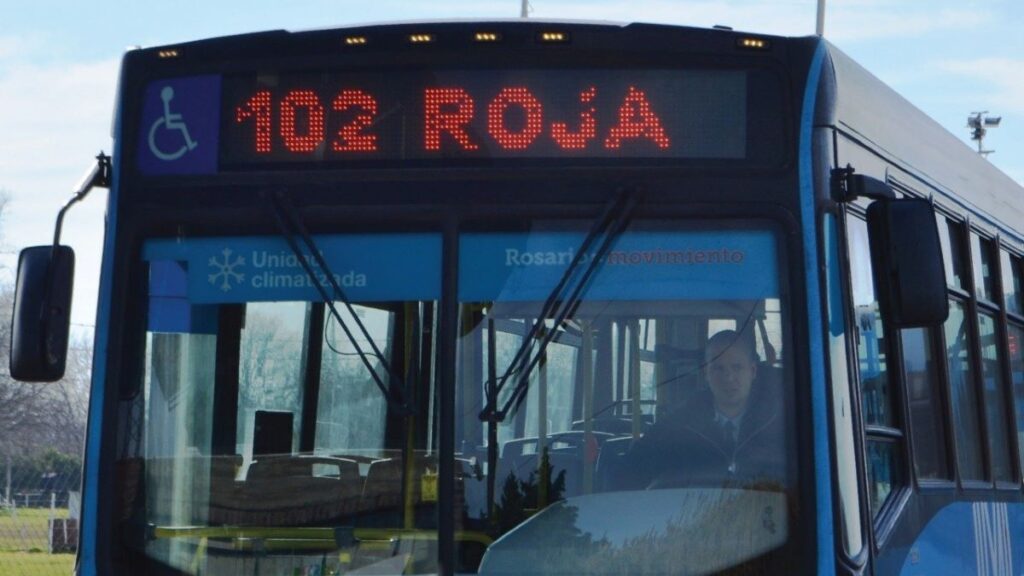La Línea 102 Roja circula con una modificación en Ibarlucea