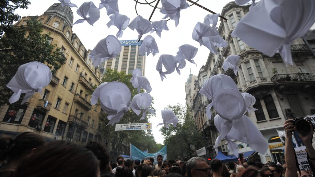 Multitudinaria movilización en Plaza de Mayo por el Día de la Memoria, la Verdad y la Justicia