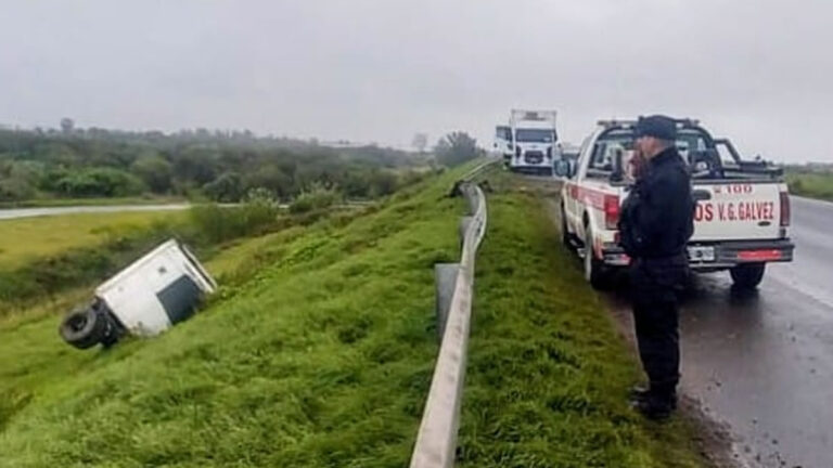 Se desprendió el acoplado de un camión y quedó tirado en la barranca